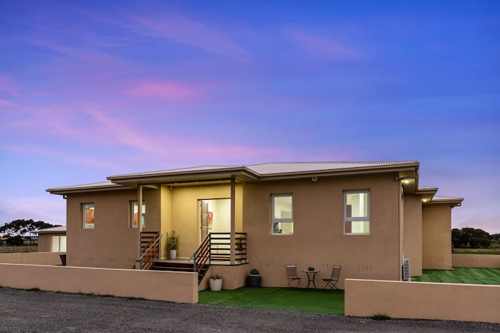 Space And Privacy, Sleeps 10 - Sunbury