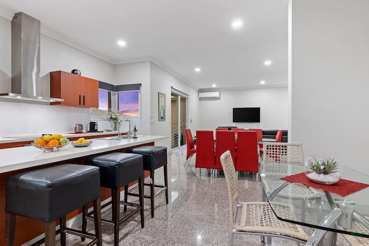 Spacious 5 Bdrms Near Airport - Diggers Rest