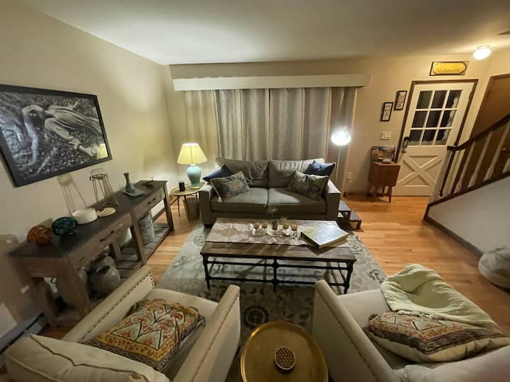 Charming & Spacious With Outdoor Spa Track Rental - Saratoga Springs, NY