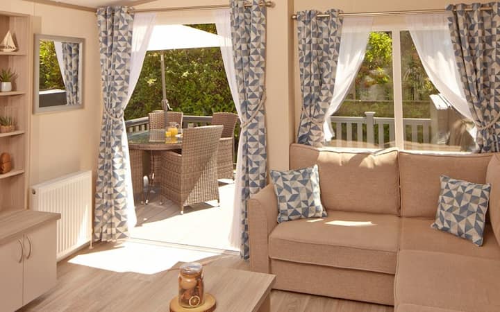 Delightful 3-bedroom Caravan With Hot Tub - Isle of Wight