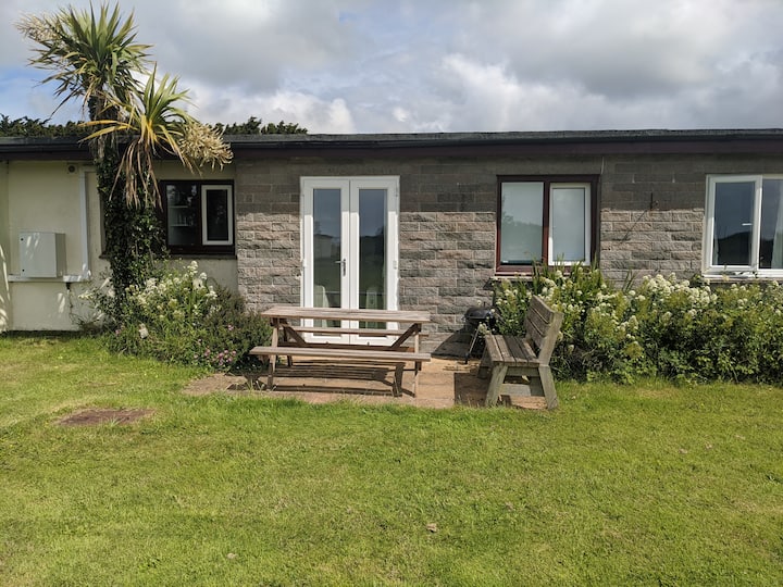 Cheerful Two Bedroom Chalet On Peaceful Site - Lizard