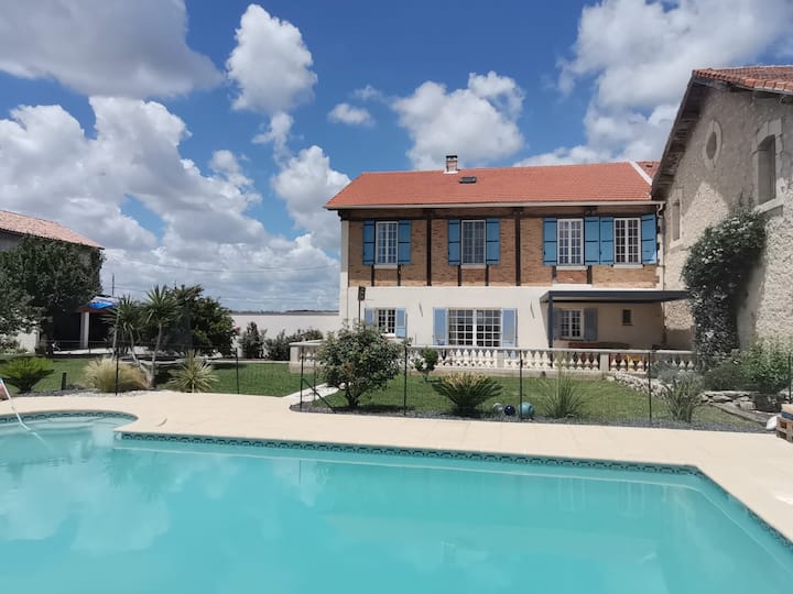 Mas  De 260m2 Avec Sa Piscine Et Son Jaccuzi - Arles
