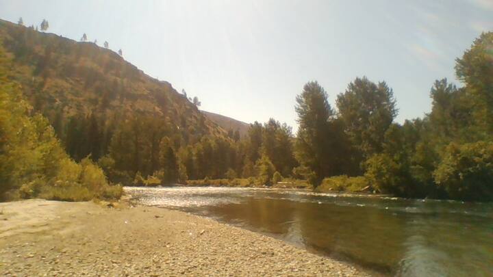 Getaway At The Rivers Edge - Lake Chelan, WA