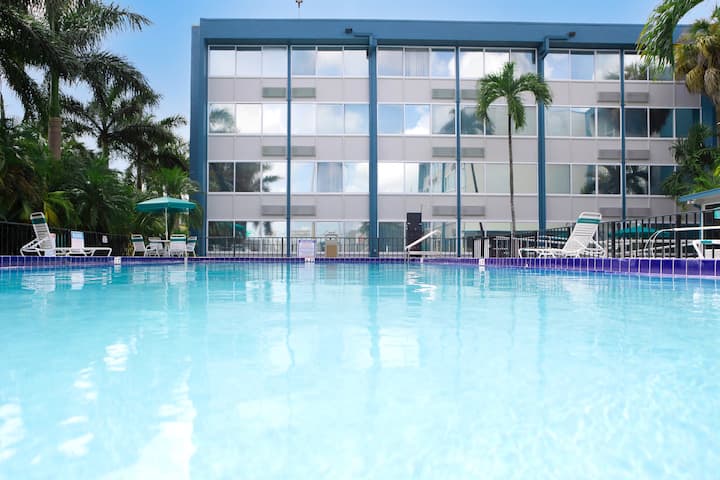 Centric 2 Bedroom Apartment With Pool. - Doral, FL