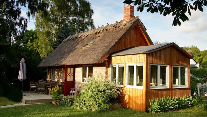 Charming Guesthouse W. Straw Roof Alongside Creek - Vellinge