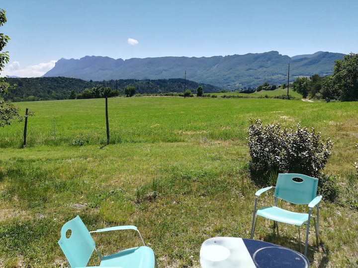 Charmante Caravane Vintage Sur Lieu Magique - Saou