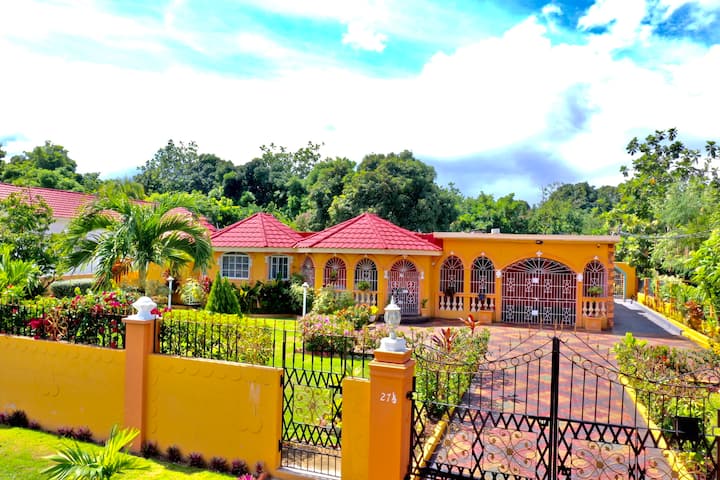 House-of-elegance Parking On Site /Ac All Rooms - Kingston