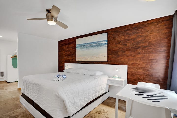 Waves: Beach Town Cozy Studio Apartment - Orchid Beach, Pompano Beach