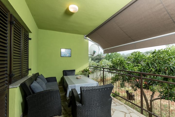 Apartment W/ Large Terrace Next To Peaceful Garden - Pula