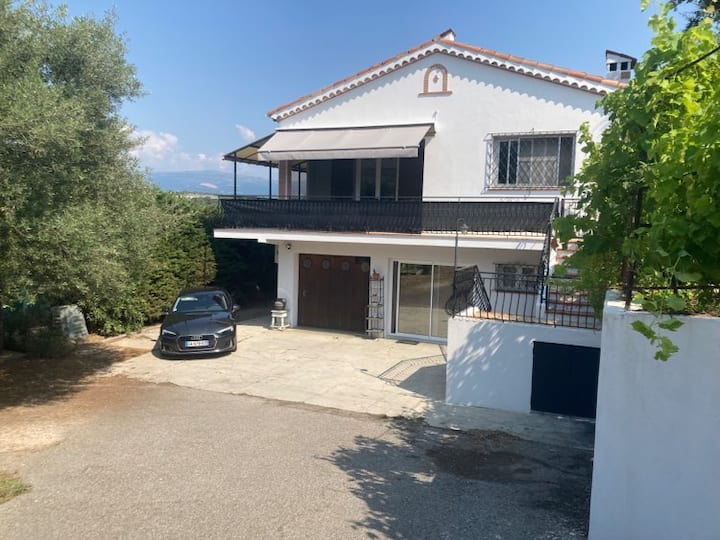 Maison Chaleureuse Dans La Verdure Avec Jardin - Antibes