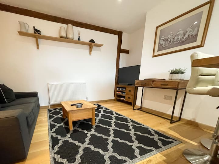 Cosy Self-contained Barn In Rural Setting - London Stansted Airport (STN)