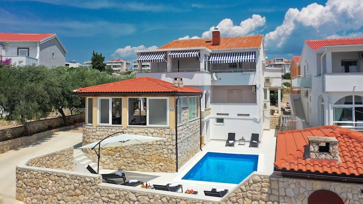 Apartment Vegas With Pool - Novalja