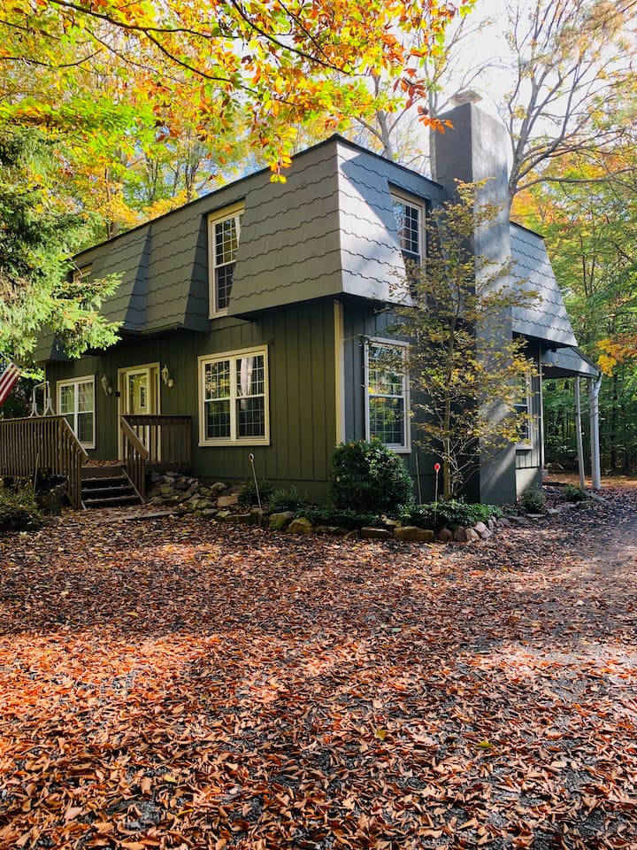 Charming 3-bedroom Cabin Nestled In The Woods - Pocono Lake