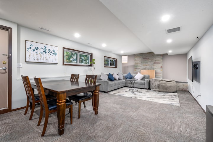 3 Bedrooms Basement Floor With Free Parking - Kelowna