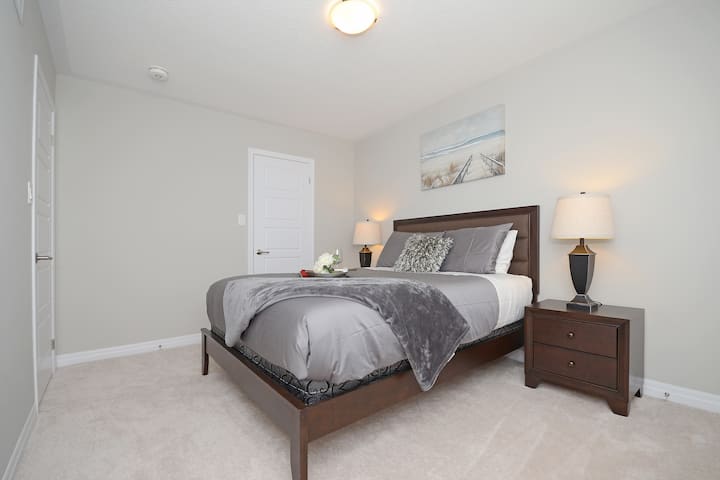 Oakville Fully Furnished 3 Bedroom Entiretownhome! - Oakville