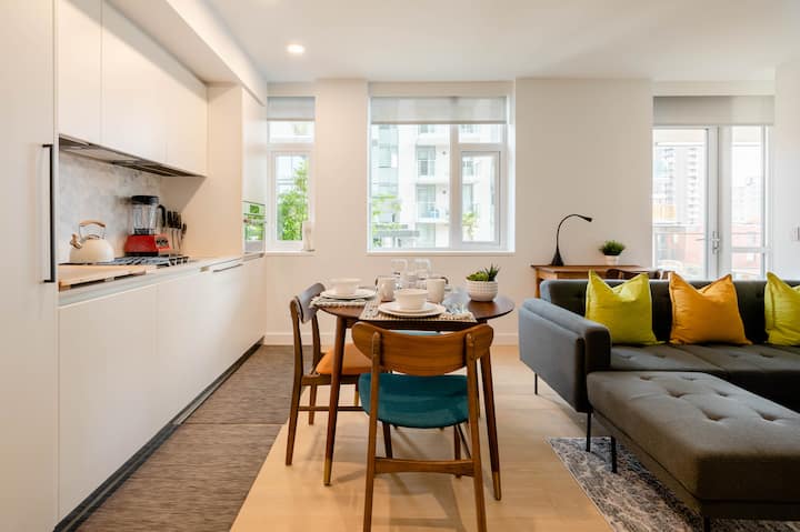 English Bay Luxury High Rise /King Bed /500m Wifi - Vancouver