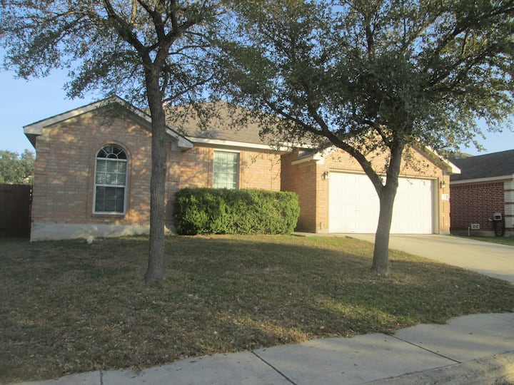Fabulous 4 Bedroom Contemporary Western Home - San Antonio