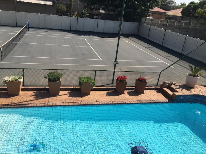Luxury 2 Bedroom Apartment With Swimming Pool - Germiston