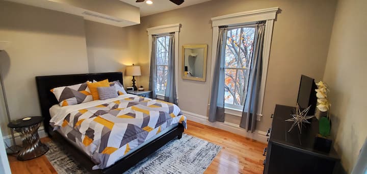 Newly Renovated Soulard Townhome & Loft By Brewery - St. Louis, MO