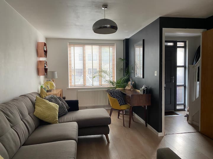 Modern 3 Bedroom, 2 Bathroom House Up To 7 Guests - Stratford