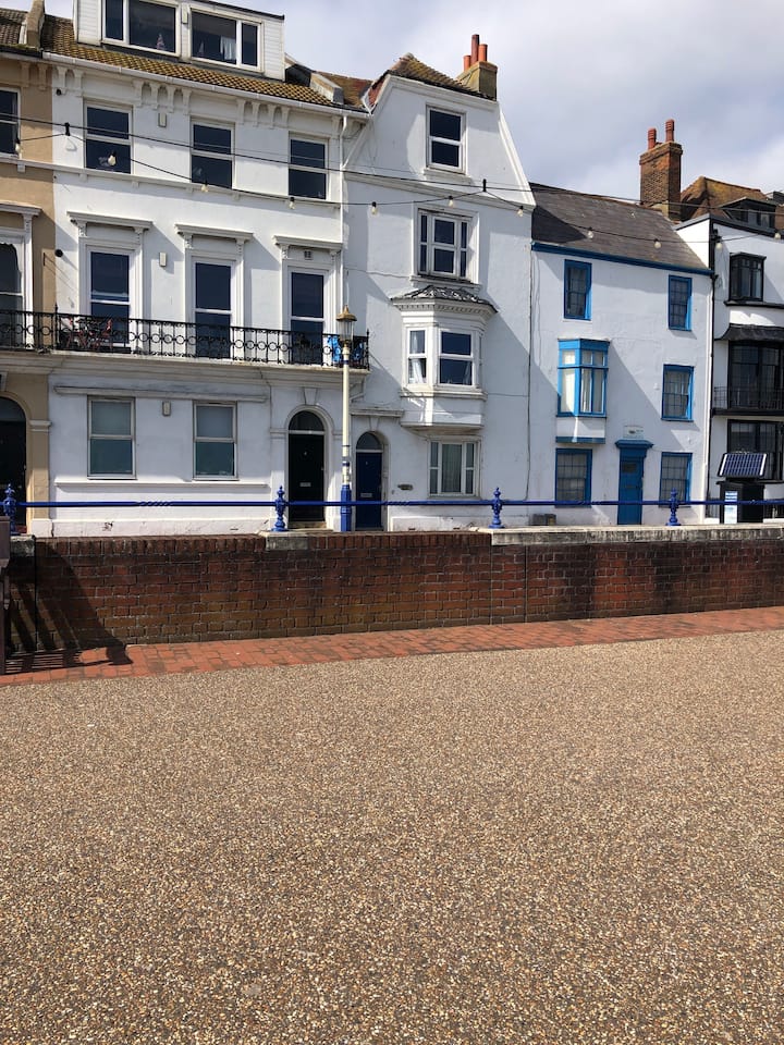 Seafront Apartment Balcony By Pier & Town Centre - Eastbourne