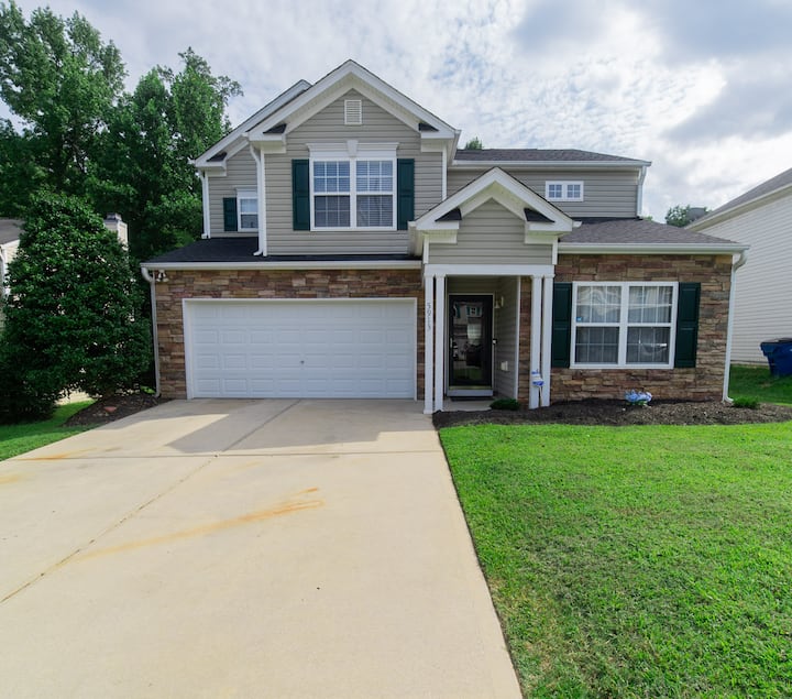 Cozy 4-bedroom Home W/ Relaxing Backyard Patio. - Clayton, NC