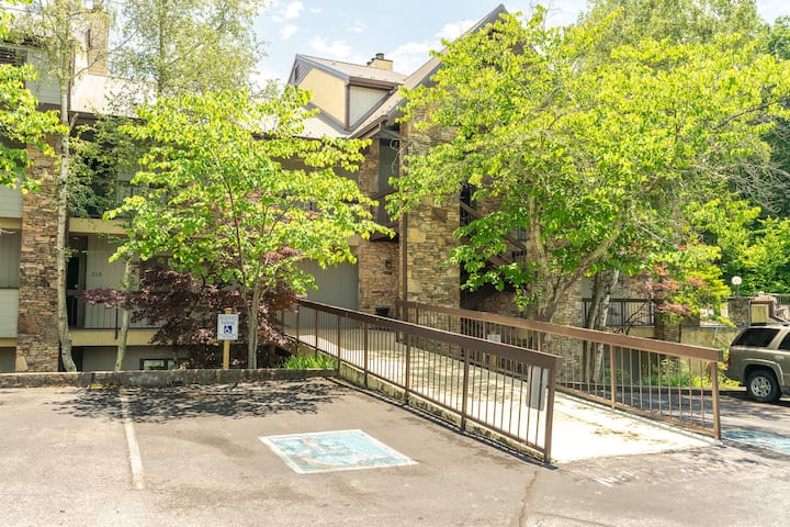 Cheerful Mountain Condo - Gatlinburg, TN