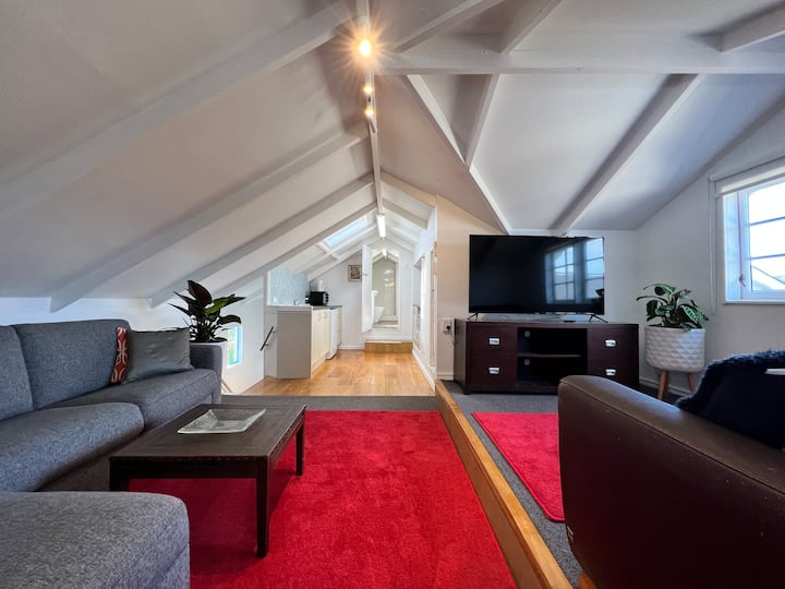 Eagles Nest - Luminous Loft Apartment With Hot Tub - Riverhead