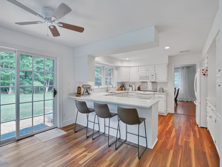 Cheerful 3 Bedroom Home, Walk To The Bay - Bridgehampton, NY