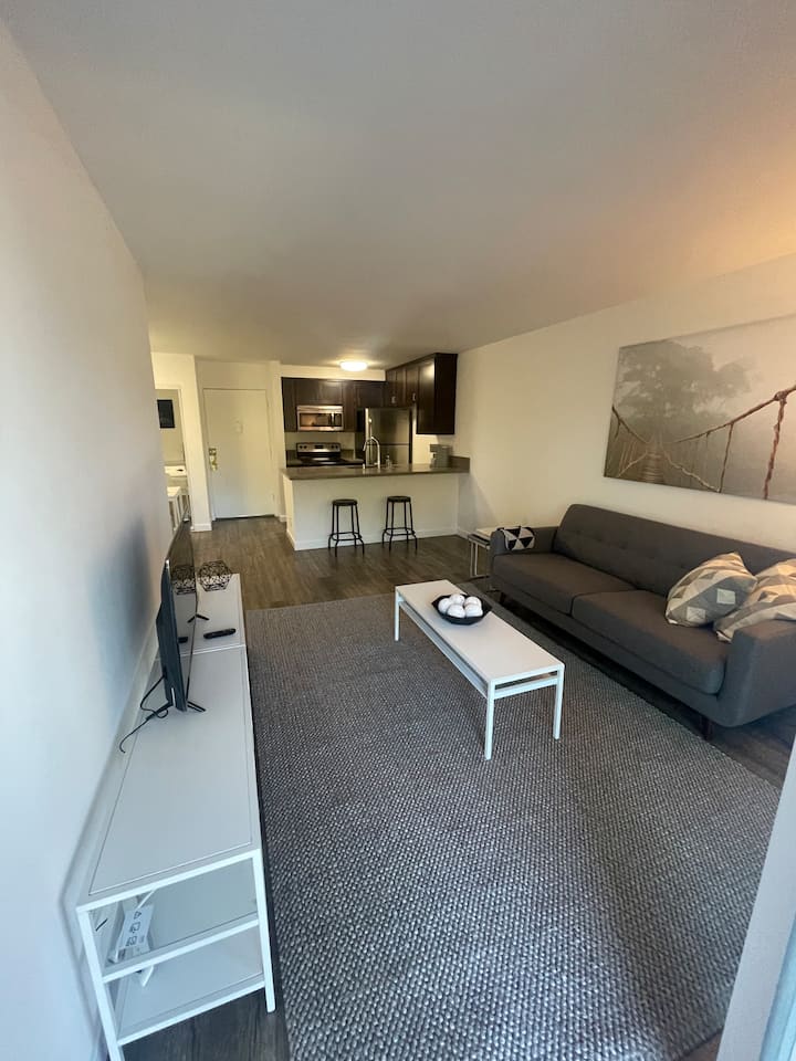 Bright 1bd/1ba With Great Balcony, Pool, Gym, Bbq! - Los Angeles, CA