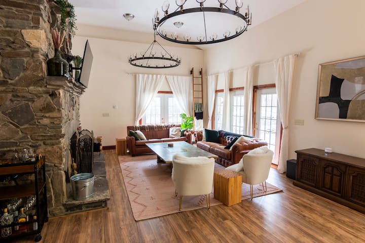 Catskills Barn Retreat W/fireplace & 9 Acres - Rock Hill, NY