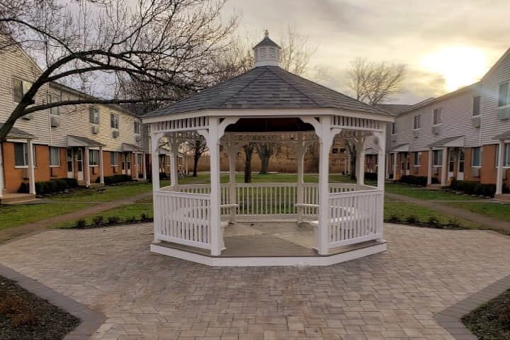 Cheerful 1 Bedroom, 2 Floor Townhouse, Near Beach - Branford, CT