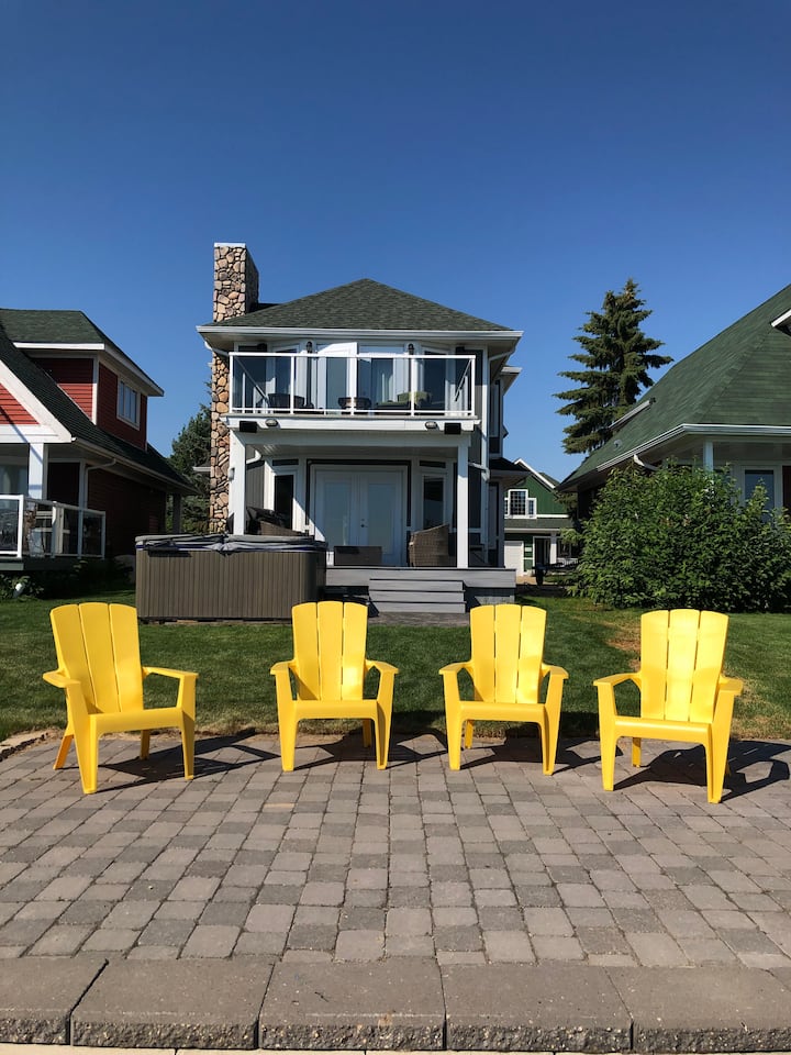 Lakefront 3 Bedroom Home - Sylvan Lake, AB