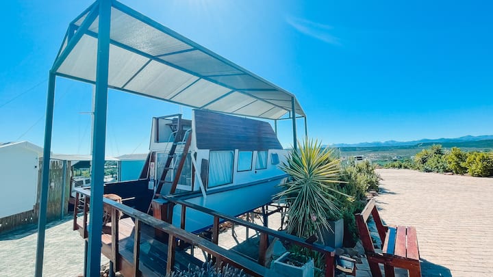 On Land Yacht Stay: House Boat - Oudtshoorn