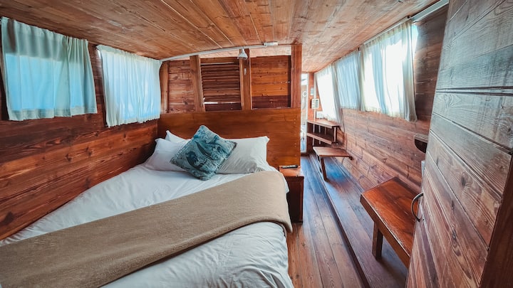 On Land Yacht Stay: House Boat - Oudtshoorn