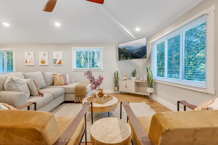 Radiantly Boho: King Bed, 10 Mins To Downtown Atl - Atlanta, GA