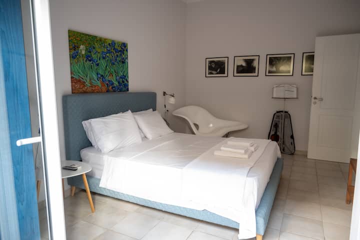 Beachside Apartment With A Serene Garden - Коринф