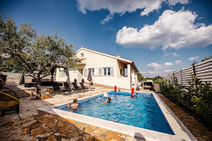 House Mila With Swimming Pool For Six Persons Only 2 Km From Beach. - Šibenik
