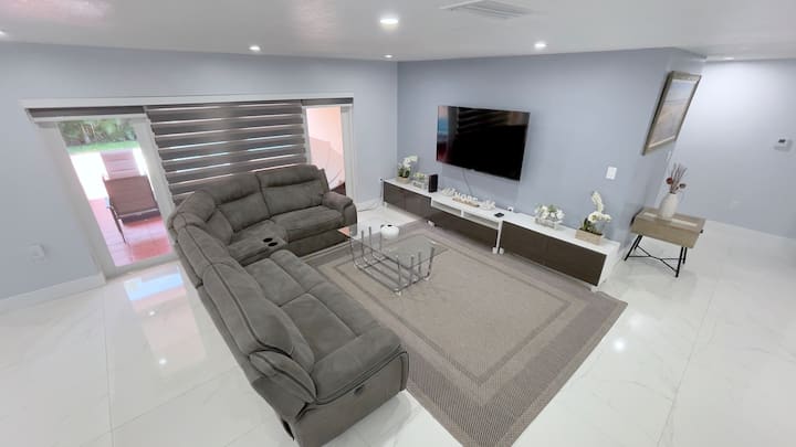 Modern 4/3 Miami House | 10 Min From The Beach - Aventura, FL