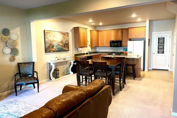 Centrally Located 2b/2.5 Bath Townhome With A Loft - Coeur d'Alene, ID