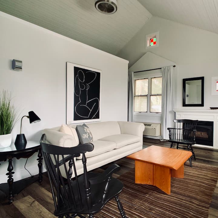 King Suite With Cathedral Ceilings At Kent Motel - Niagara-on-the-Lake