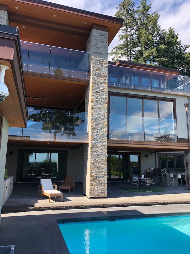 Luxury  Accommodation In West Vancouver With Pool - Horseshoe Bay