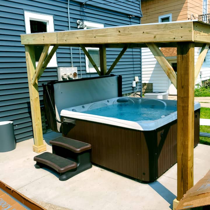 Quiet, Comfy Craftsman 2-br With Private Hot Tub! - Milwaukee, WI
