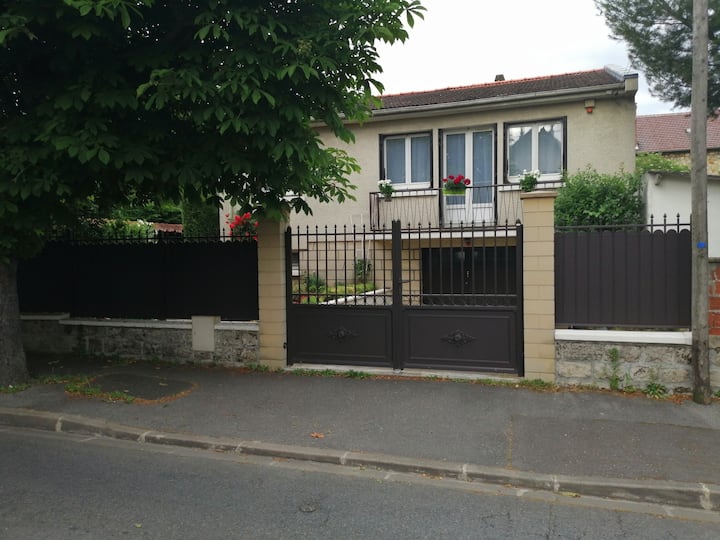 Etage Privatif Tout Confort Dans Une Maison - Poissy