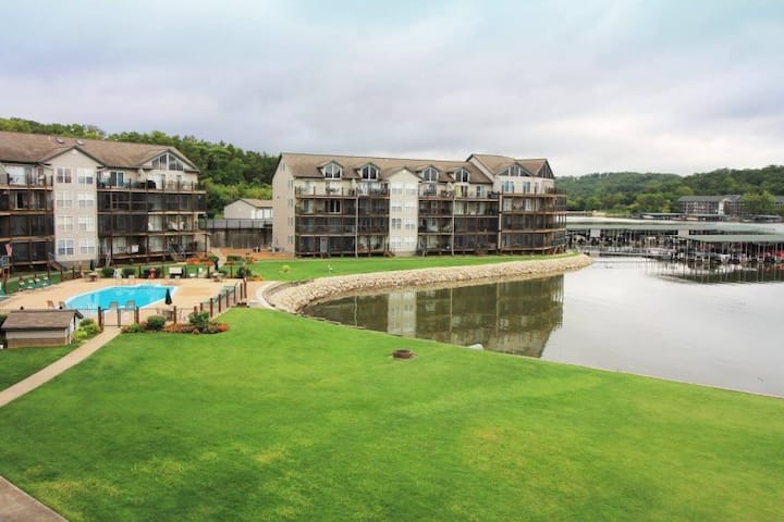Lakefront Condo, Oversized Loft, Sleep 10, 2 Pools - Camdenton, MO