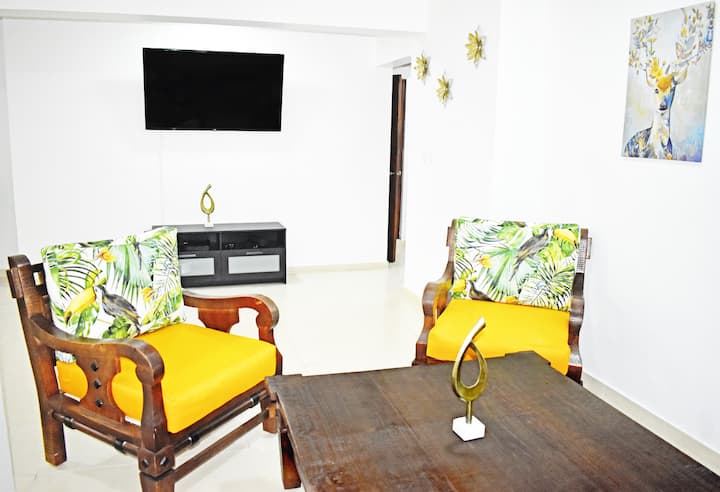 Best Location Big 3 Bdrs, Fully Stocked And A/c - Santo Domingo