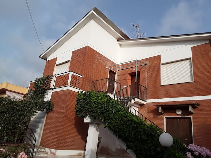 Lido Dei Pini Casa Ristrutturata Con Due Balconi - Ardea