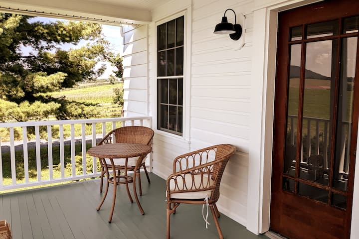 Spacious Bungalow With Rural Views & Vintage Charm - Virginia