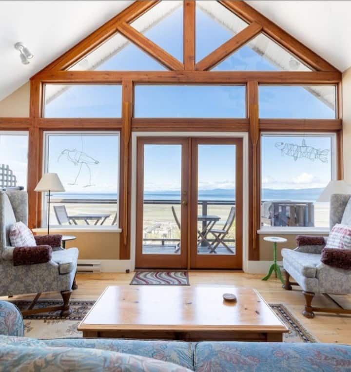 Charming 2 Bedroom + Loft Ocean Front Suite - Parksville