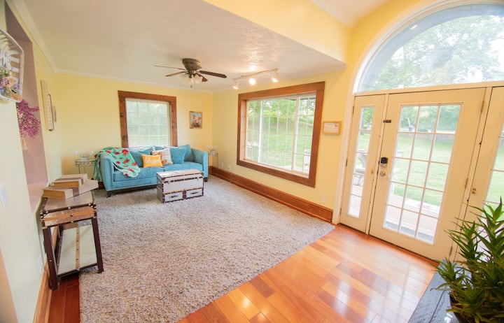 Rare Find! Near Wedding Venues & Metro - Malvern, IA